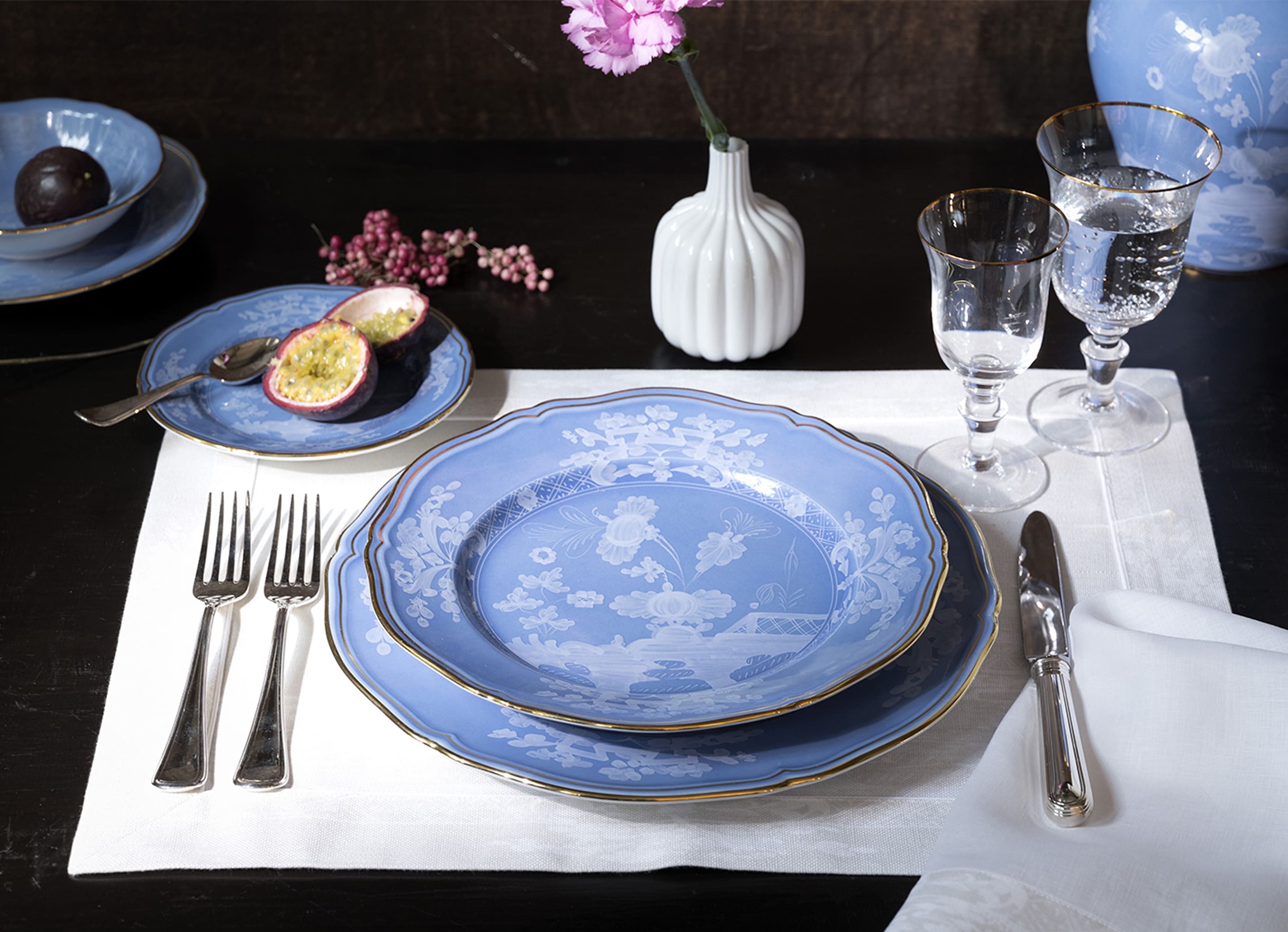 Periwinkle-blue porcelain flat plates | GINORI 1735